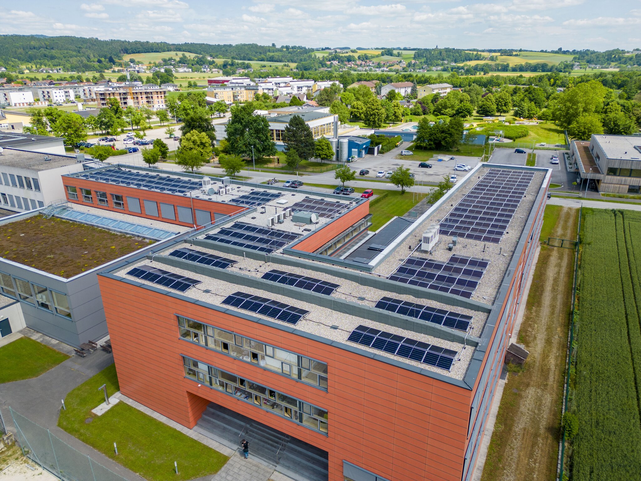 Minister beeindruckt: Auf der HTL Perg befindet sich große PV-Anlage - Perg