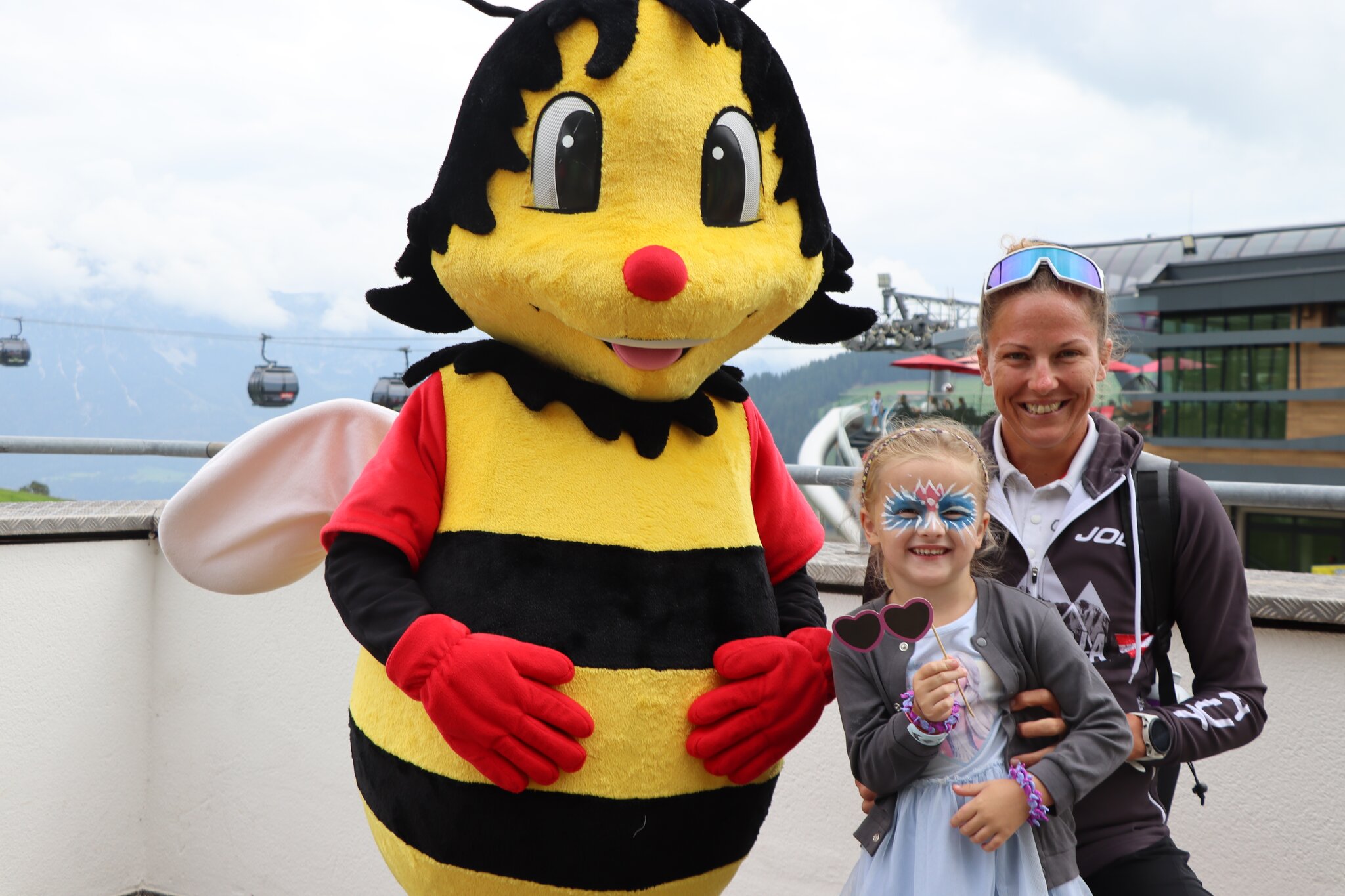 Raiffeisen Sumsi-Tag: Sumsi zu Besuch beim Hexenwasser in Söll - Kufstein