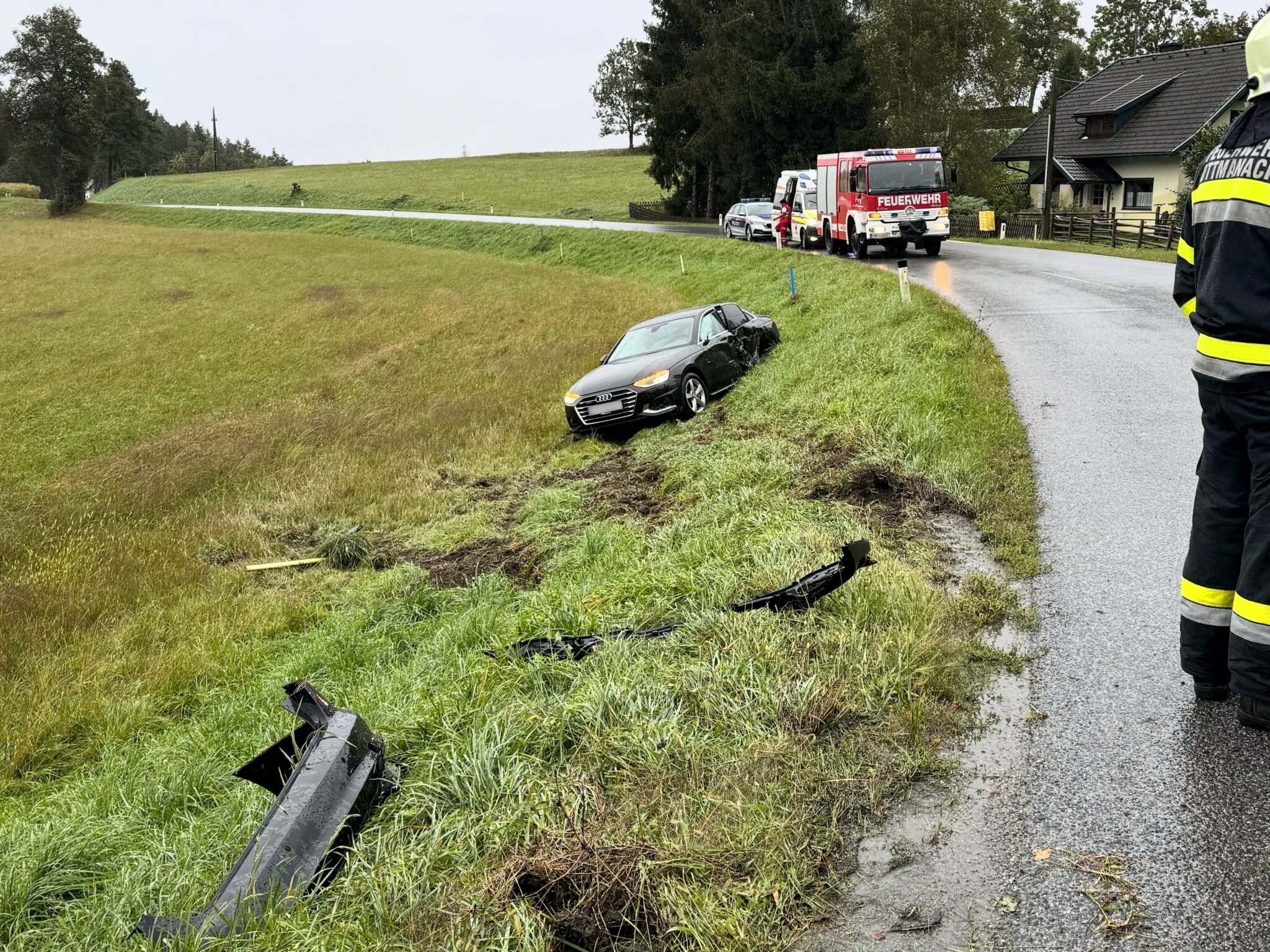 Rettungseinsatz auf der L85: Alkohollenkerin krachte frontal gegen Pkw - Klagenfurt Land