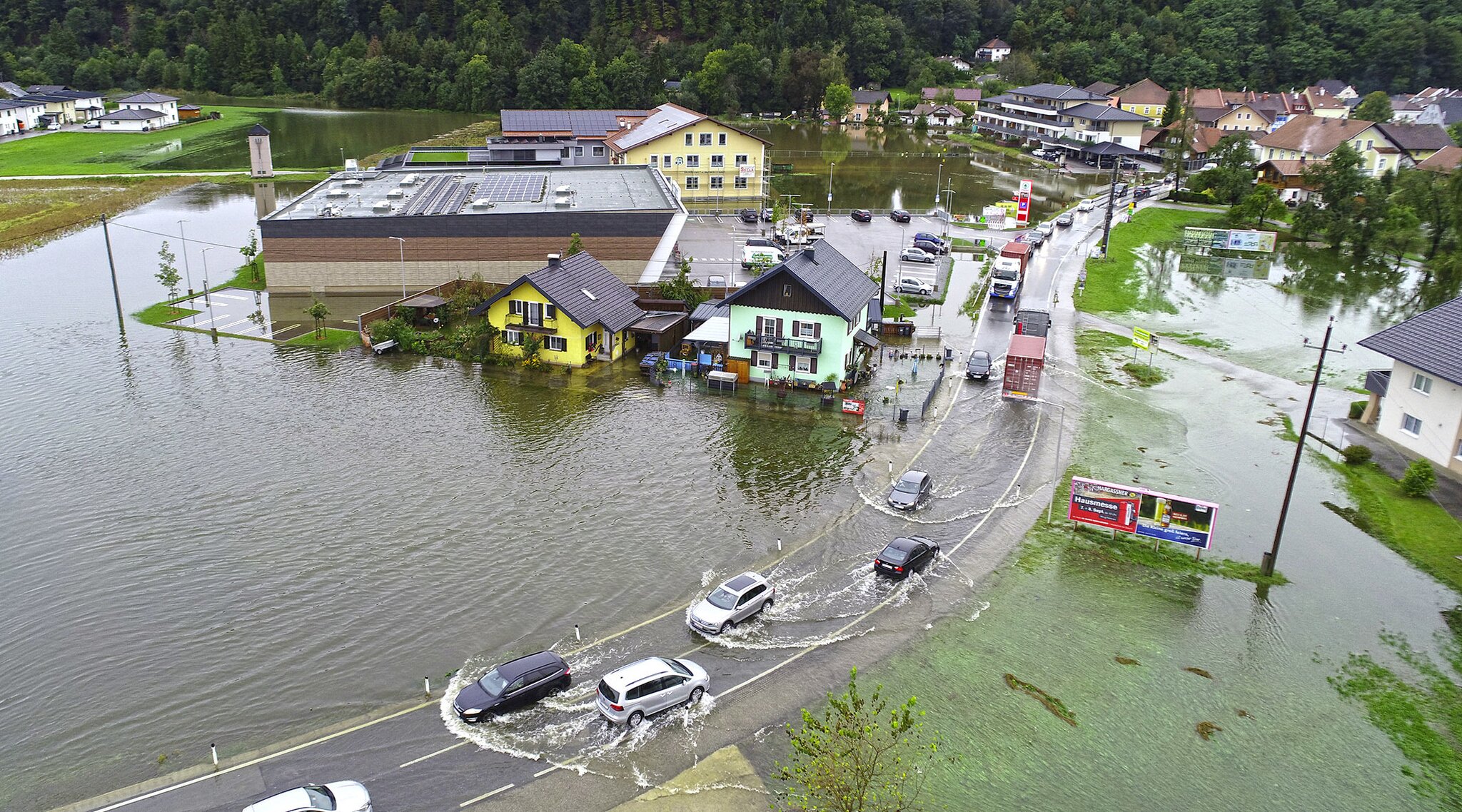 Hochwasser im Bezirk Braunau: Helpfau-Uttendorf steht unter Wasser ...