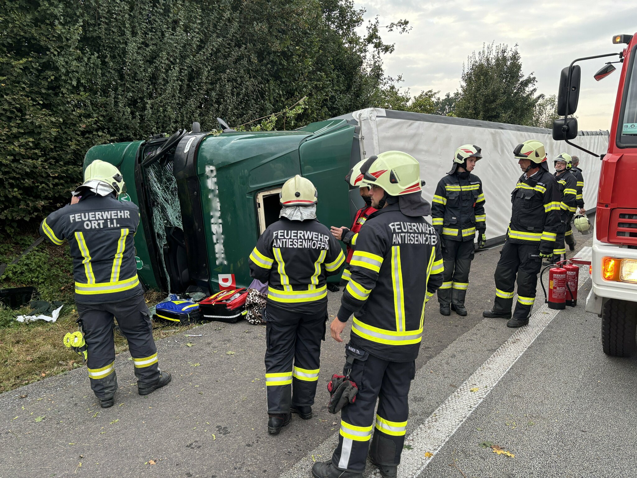 Unfall auf der A8 Zwischen Ort und Suben: Fahrer und Beifahrer schwer verletzt - Ried