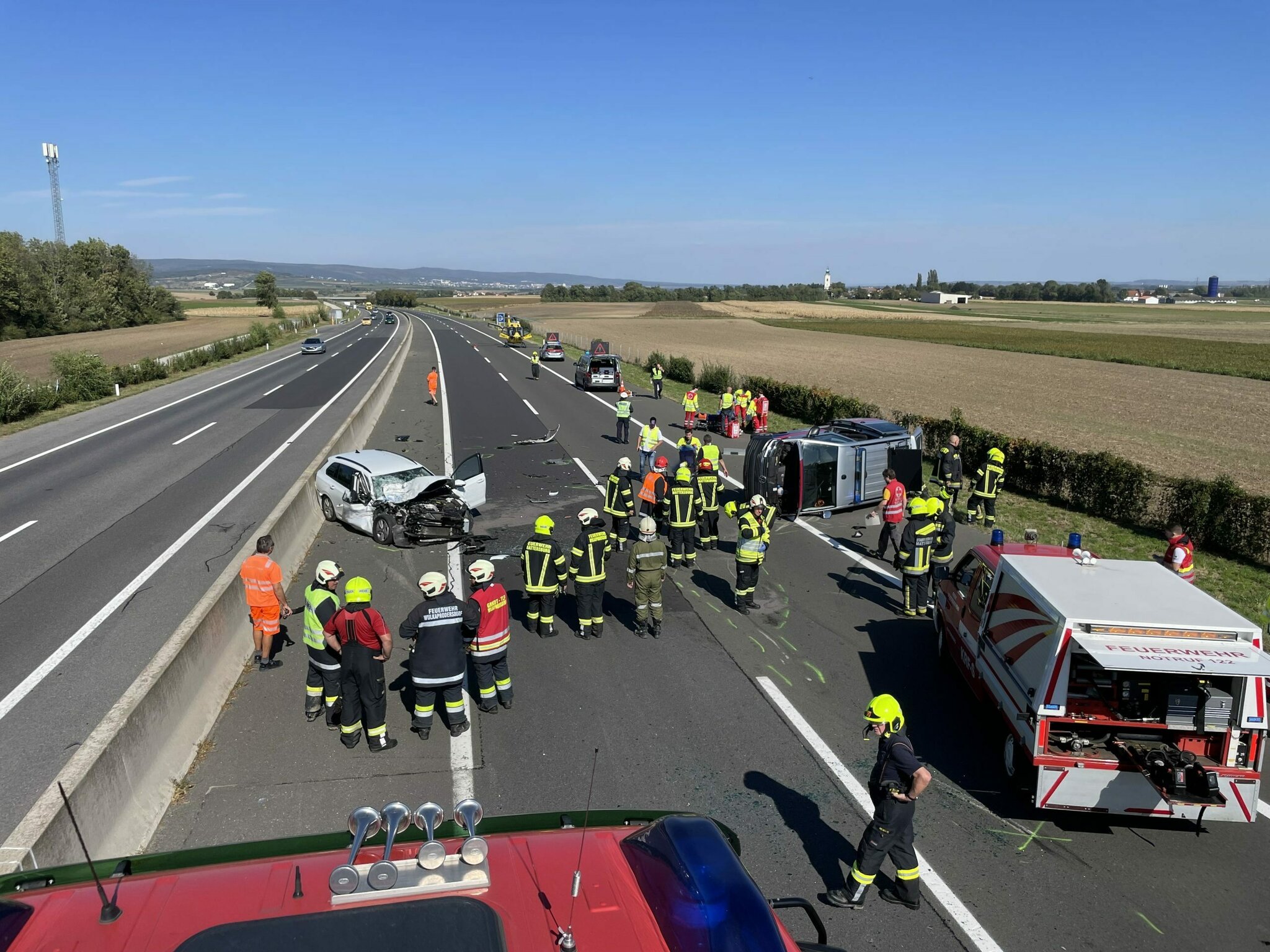 Drei Personen verletzt: Schwerer Unfall auf S31: Polizeiauto involviert - Eisenstadt
