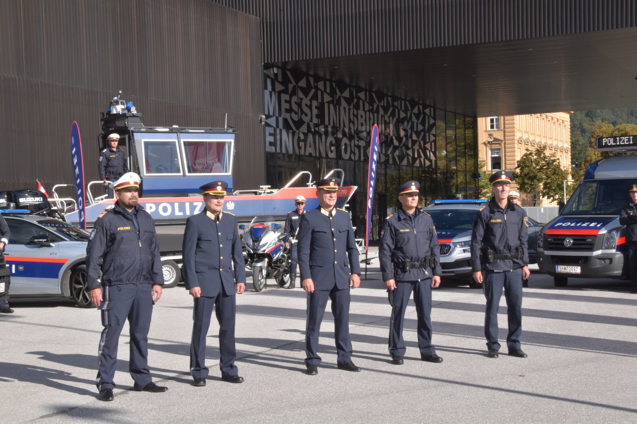 137 neue Fahrzeuge: Neue Einsatzmittel und Fahrzeuge der Tiroler ...