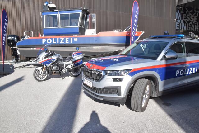137 neue Fahrzeuge: Neue Einsatzmittel und Fahrzeuge der Tiroler ...