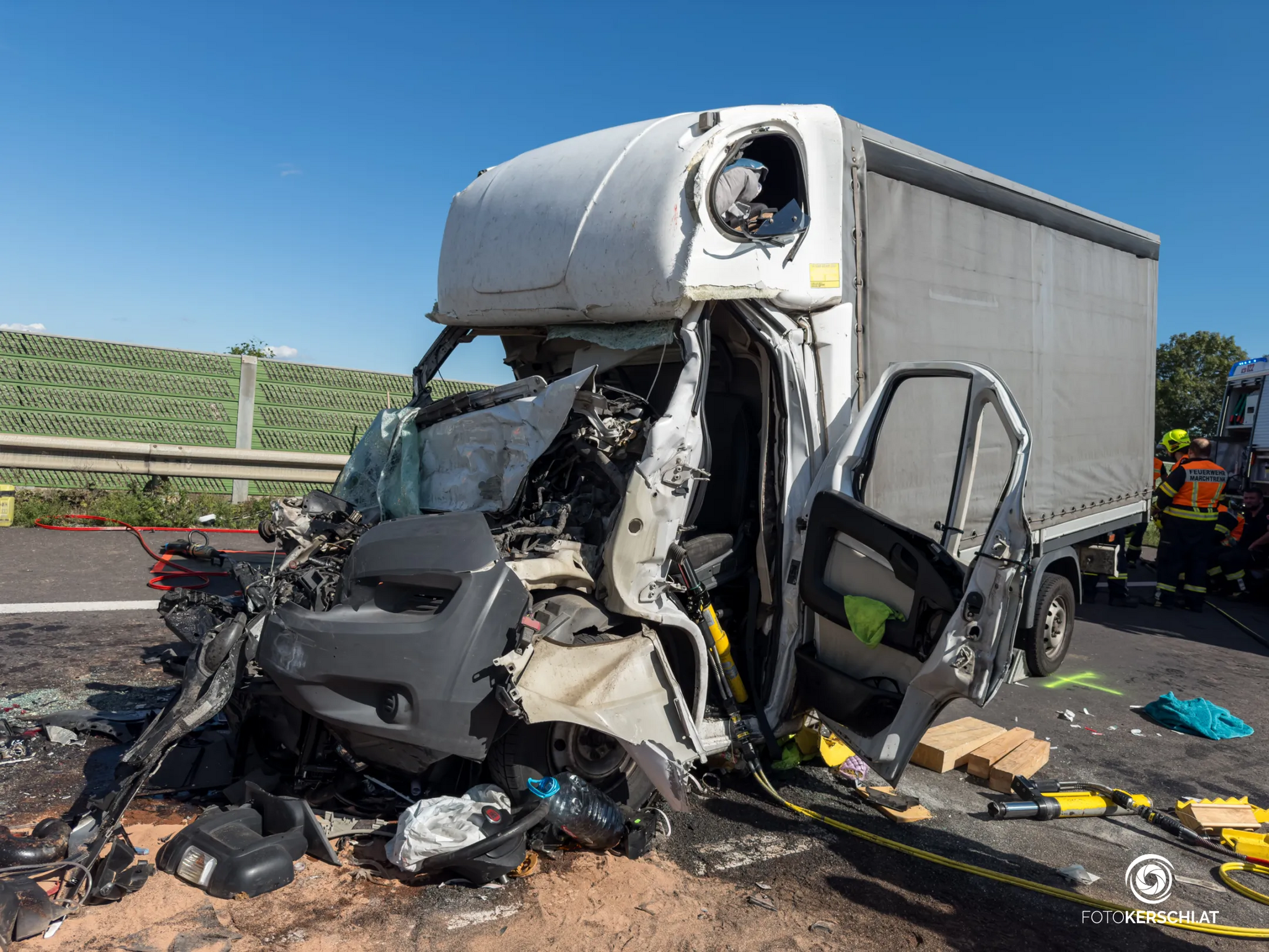 Transporter zerquetscht: Schwerverletzter bei Autobahn-Crash in ...