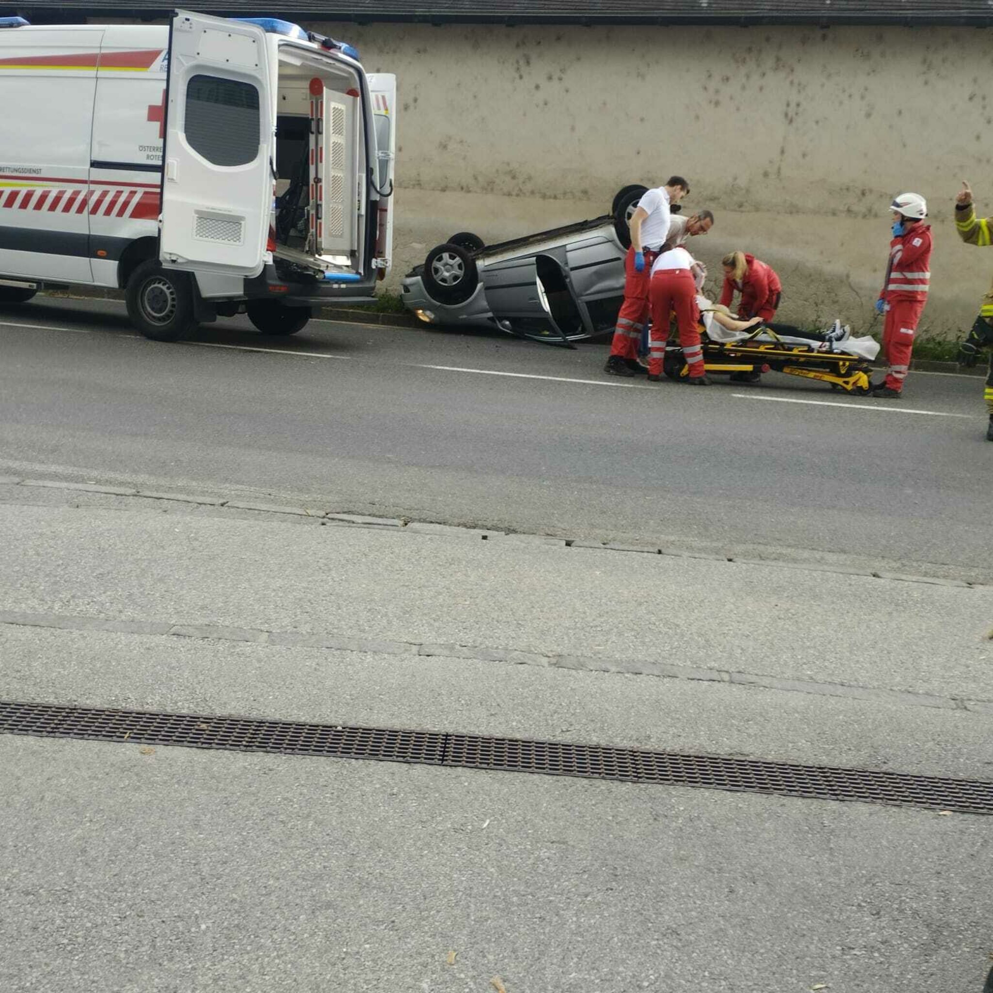 Schwerer Verkehrsunfall in Mils: Insassen befreien verletzte Frau nach Fahrzeugüberschlag - Hall-Rum