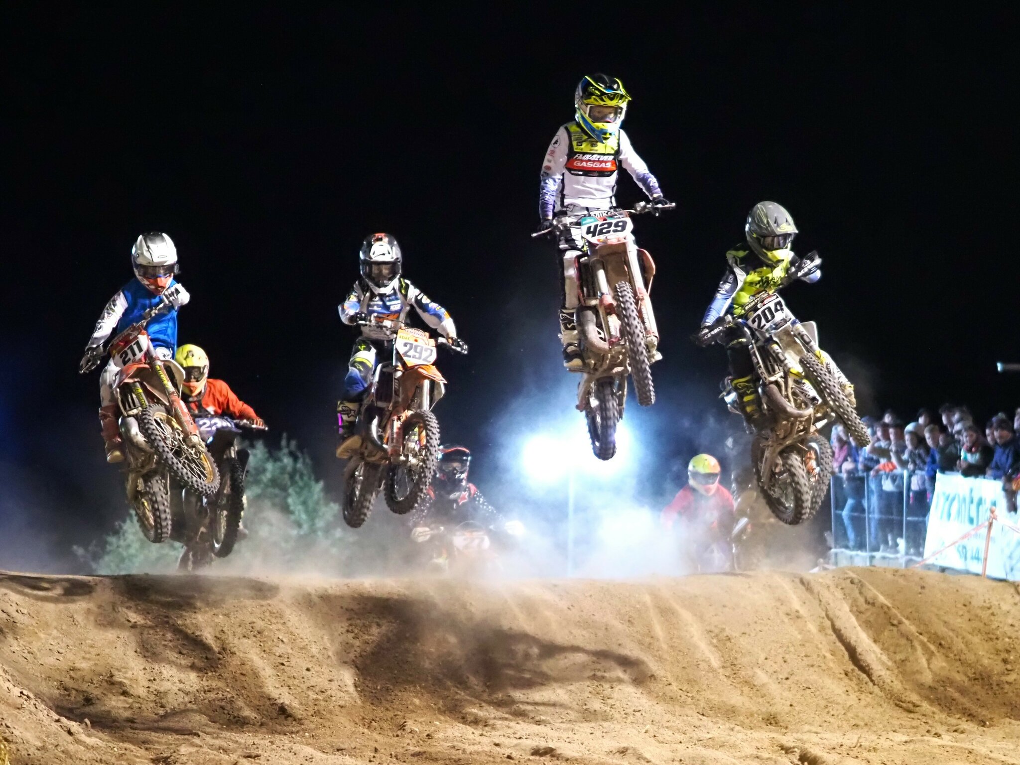 Night Race in Imbach: Einzigartiges Motocross-Rennen unter Flutlicht ...