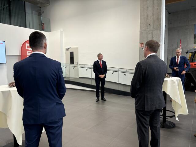 Hochmoderne Arbeitsplätze: Reform eröffnet neues Technologiecenter in ...