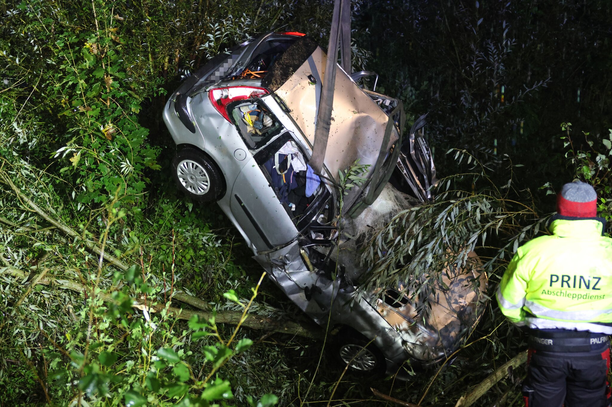 Auto landet in Bach: Pkw-Lenker im Unfallwrack eingeklemmt - Steyr & Steyr Land