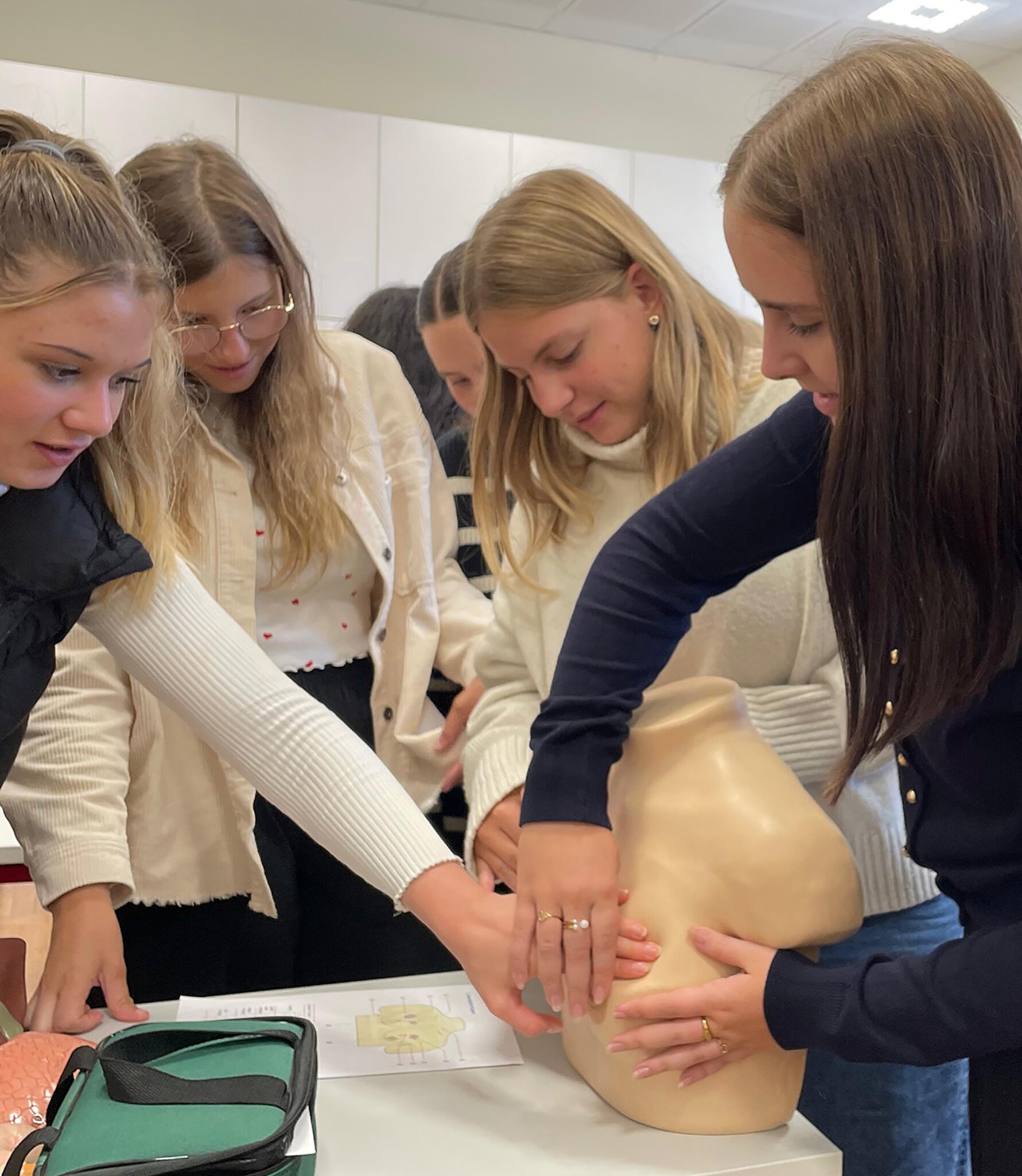 GESUNDHEIT.macht.SCHULE: Krebsvorsorge-Workshop an der ECOS-HLW Bad ...