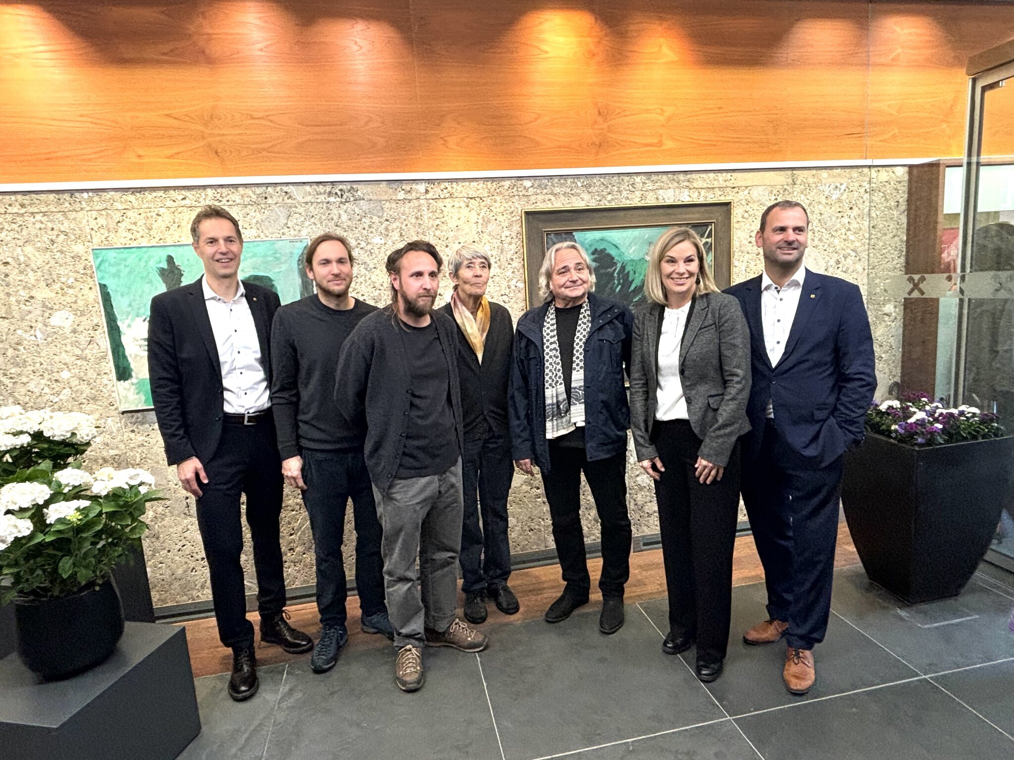 Raiffeisenbank, Kunstausstellungen: "Kunstblicke" in Bankstelle und ...