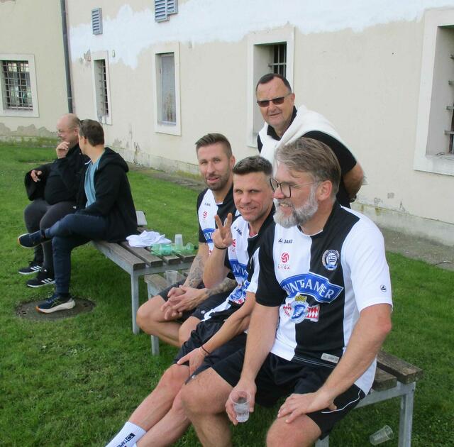 Tradition hinter Gittern: Sturm-Legenden kickten gegen Karlau-Häftlinge ...