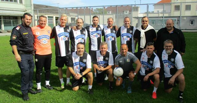 Tradition hinter Gittern: Sturm-Legenden kickten gegen Karlau-Häftlinge ...