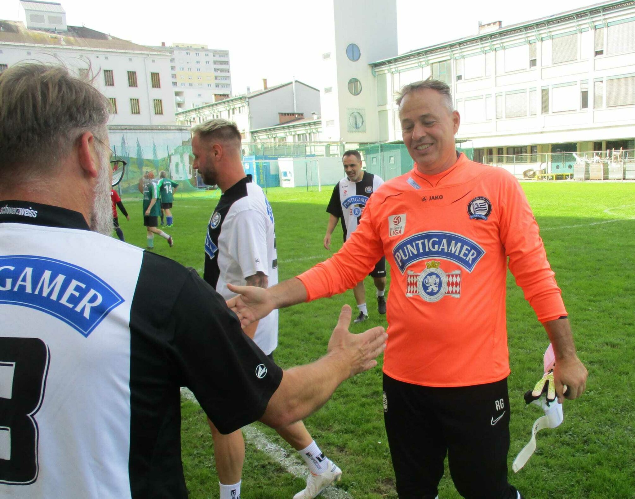 Tradition hinter Gittern: Sturm-Legenden kickten gegen Karlau-Häftlinge ...