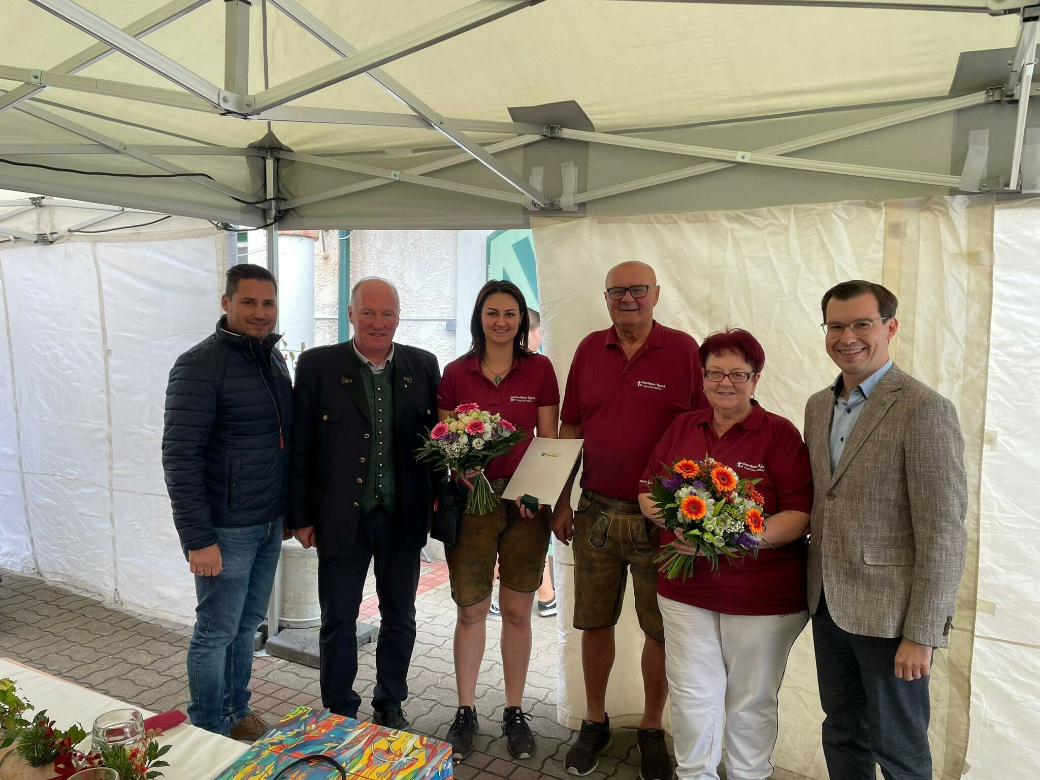 Marktgemeinde Turnau: Gemeindewappen an das Gasthaus Ägydi überreicht ...