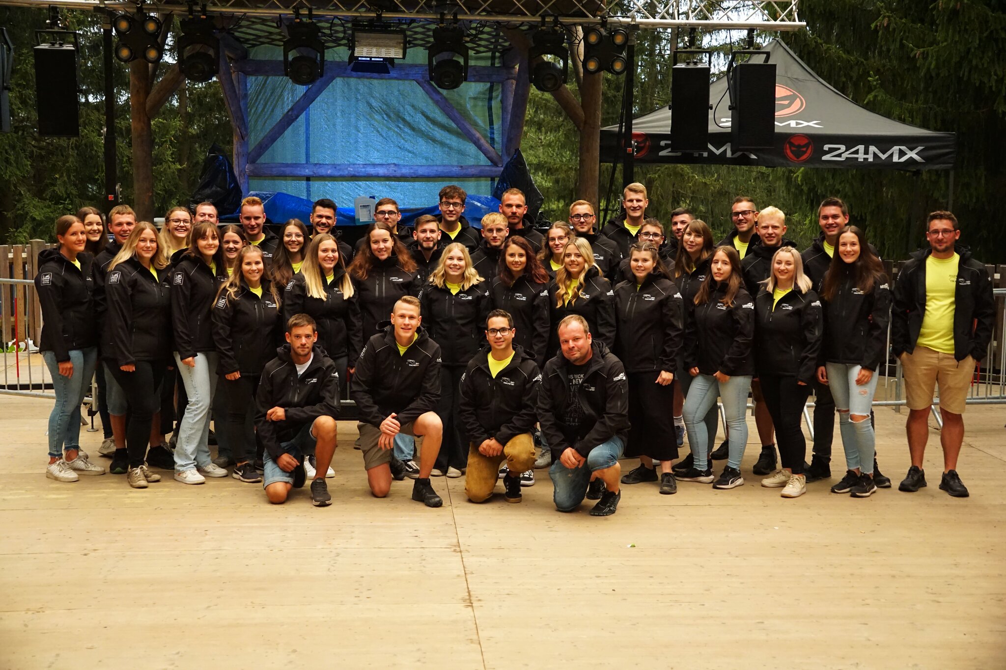 Bei Mondscheinparty im Einsatz: Neue Jacken für die Jugend Bad ...