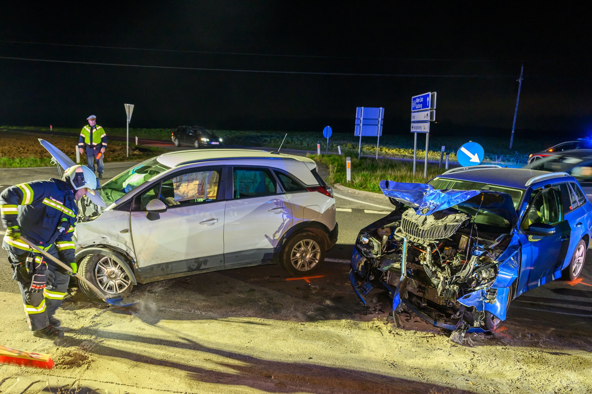 Crash bei Kreuzung: Vier Verletzte nach Unfall in Enns - Enns