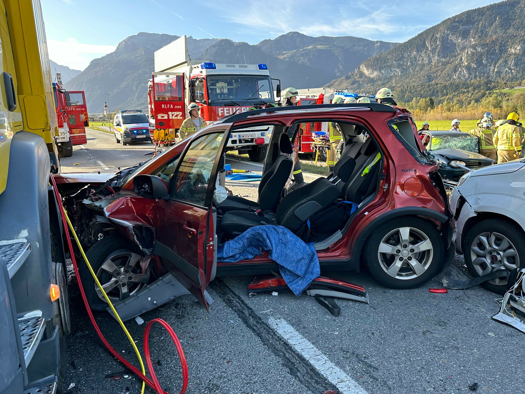 Radfeld: Schwerer Auffahrunfall auf der B171 – Zwei Personen schwer ...