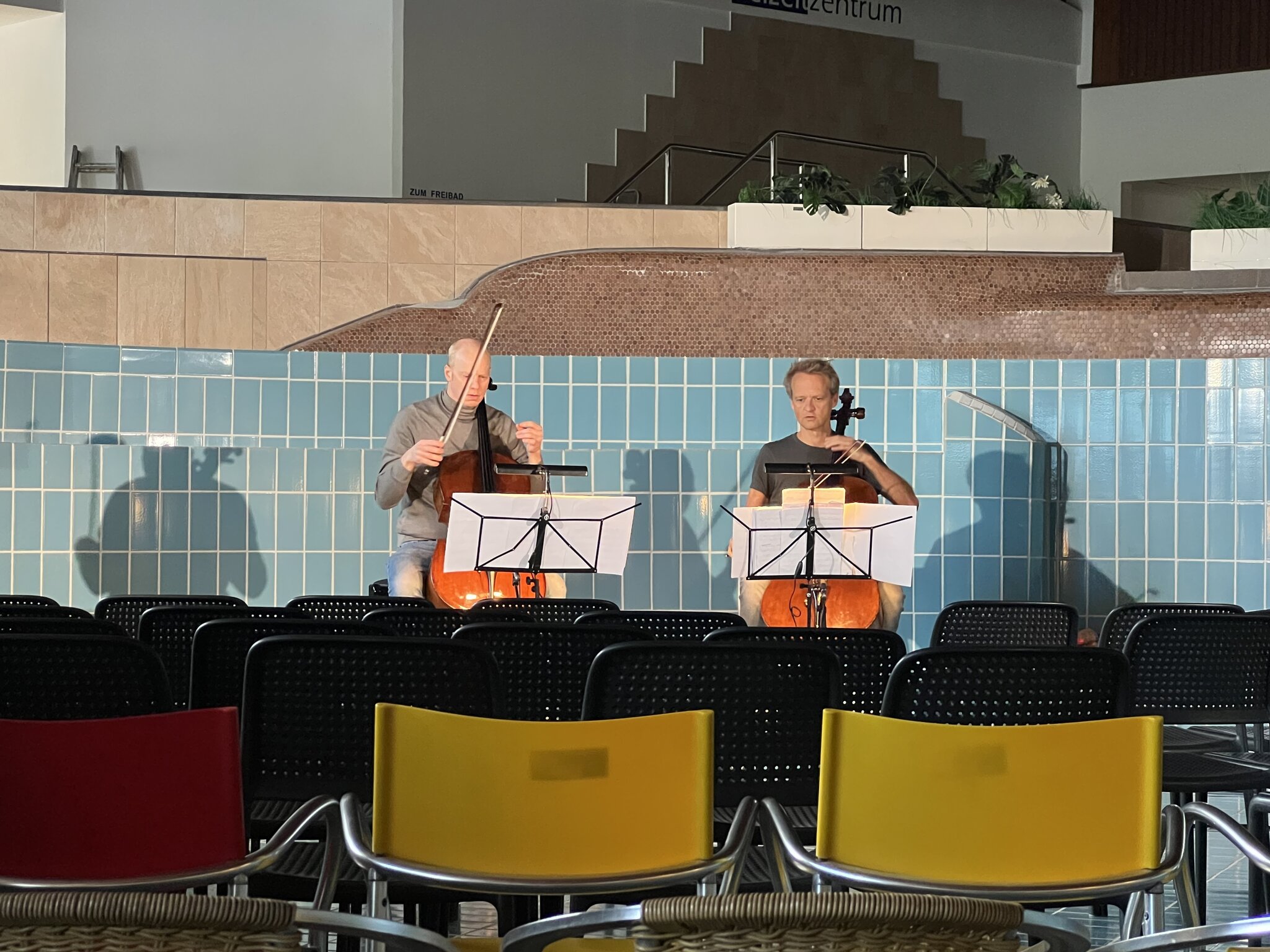 Außergewöhnlich: Cello-Konzert im Pool des Freizeitzentrums Axams ...