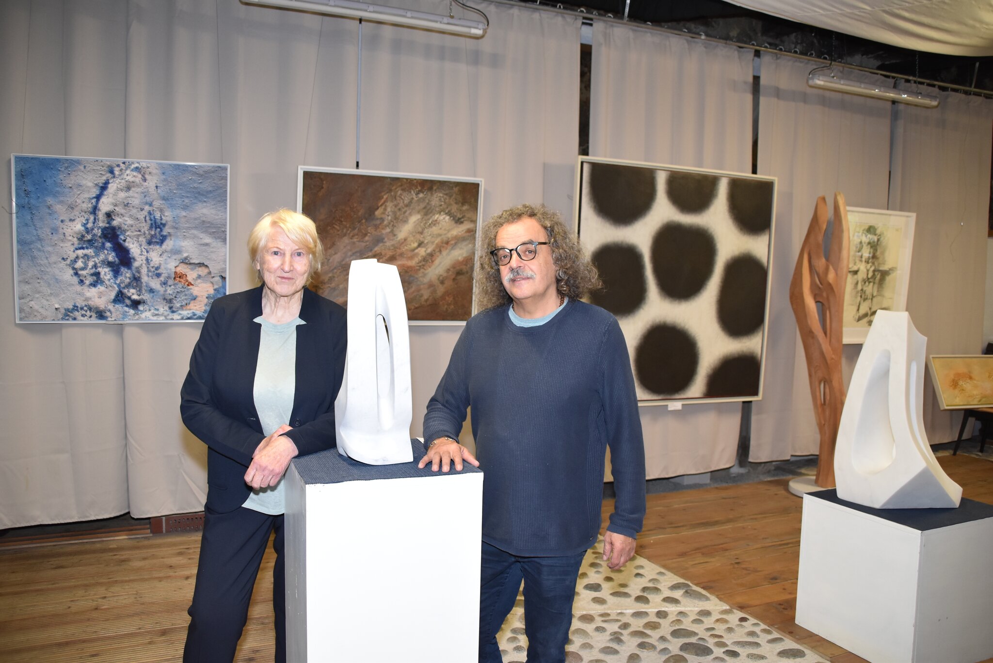 Neue Ausstellung in Fulpmes: Moderne Kunst in der alten Schmiede ...