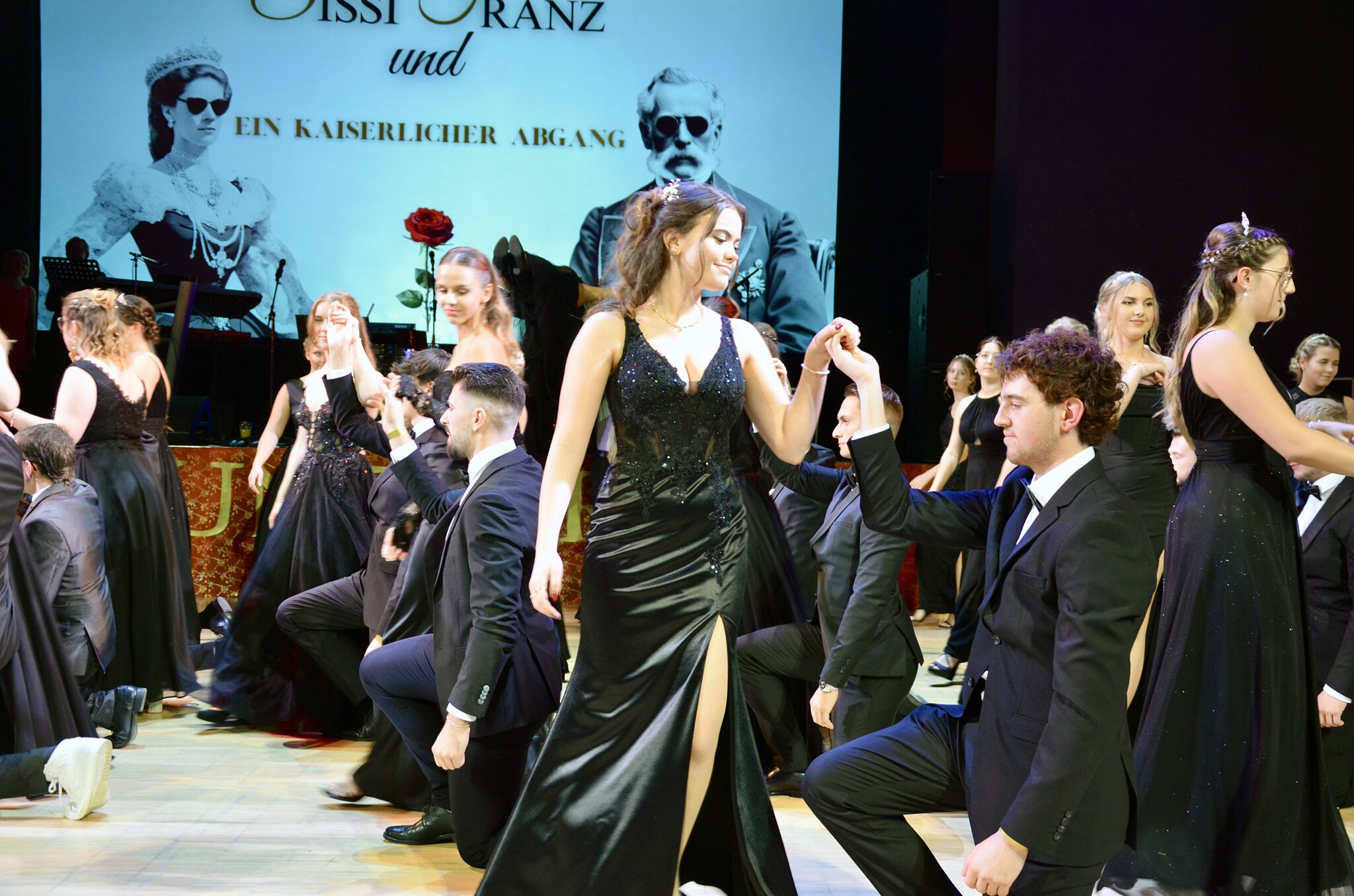 Kaiserliche Abgänger im Kongress- und Theaterhaus: Maturaball der ECOS ...