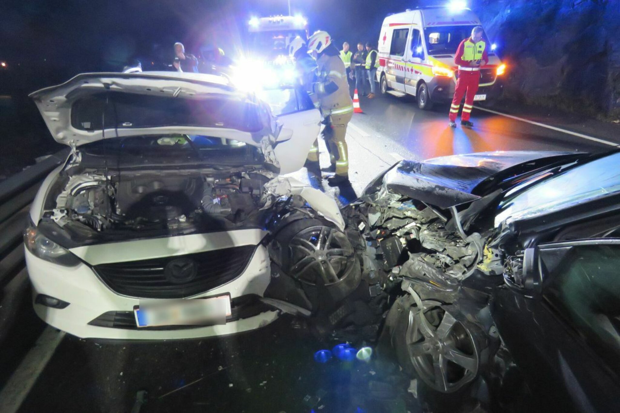 Schwerer Verkehrsunfall: Drei Verletzte bei Frontalkollision auf B99 - Pongau