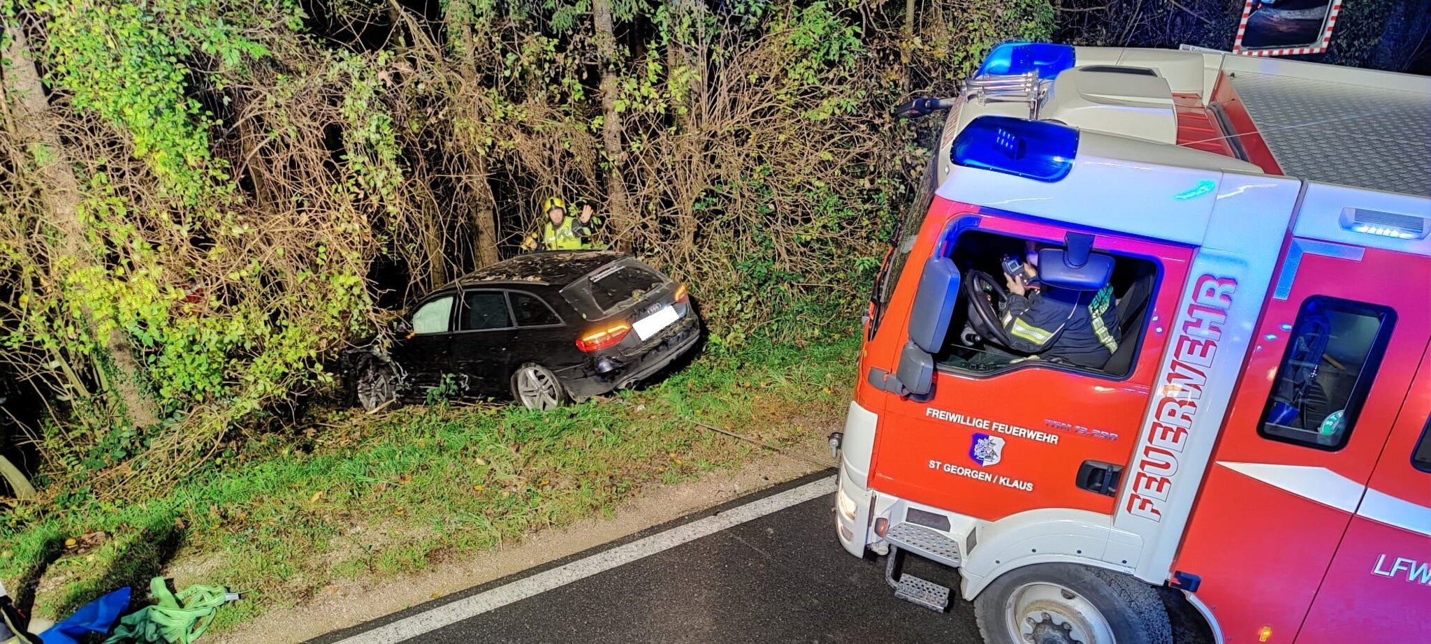 Einsatz der FF St. Georgen/Klaus: Auto landet nach Kollision im Graben ...