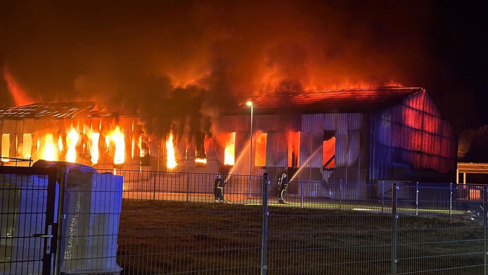 Lagerhalle stand in Flammen: Großbrand in Wagram ob der Traisen - Herzogenburg/Traismauer