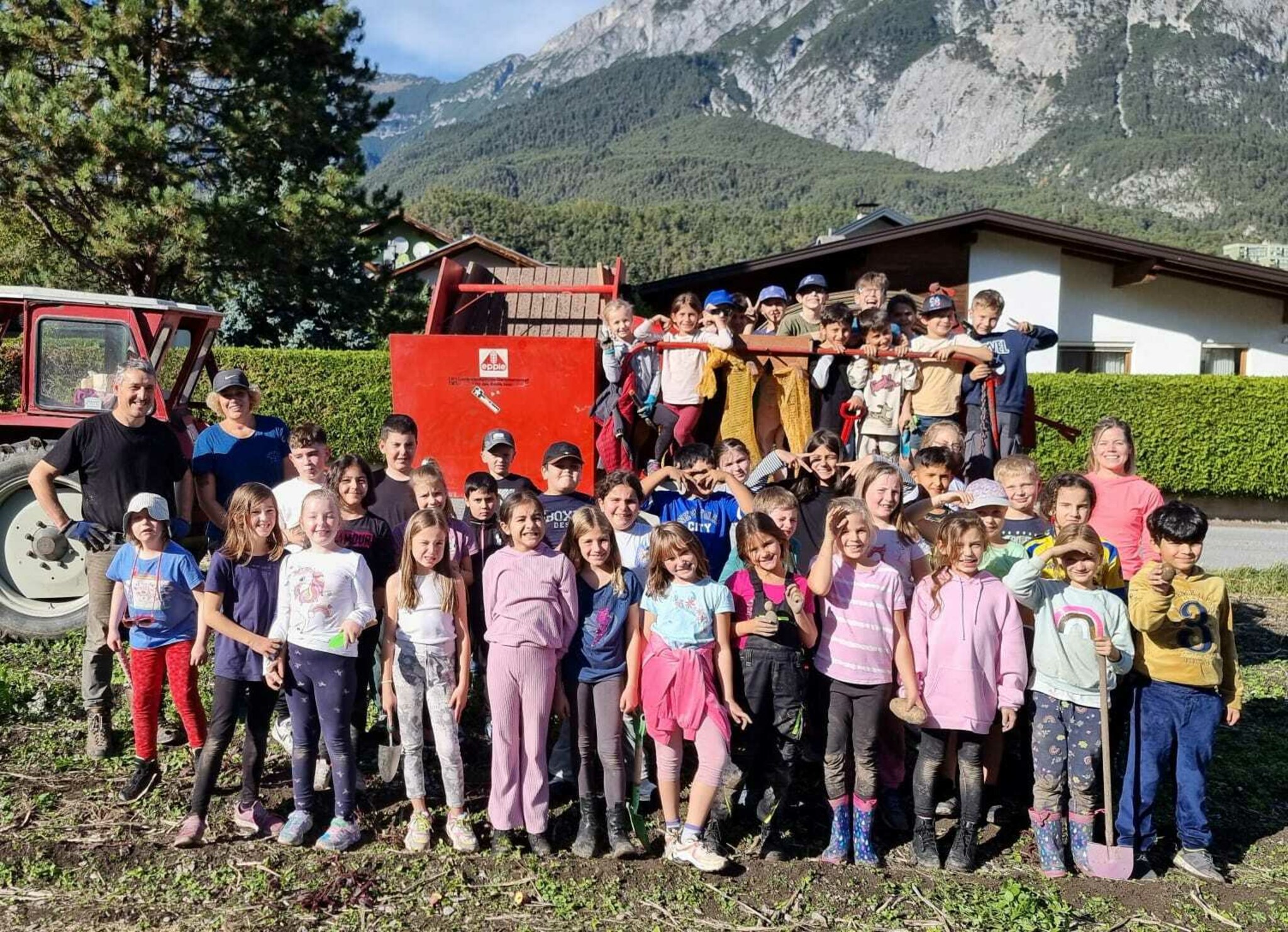 Volksschule Telfs: Schüler begeistert bei der Kartoffel-Ernte - Telfs