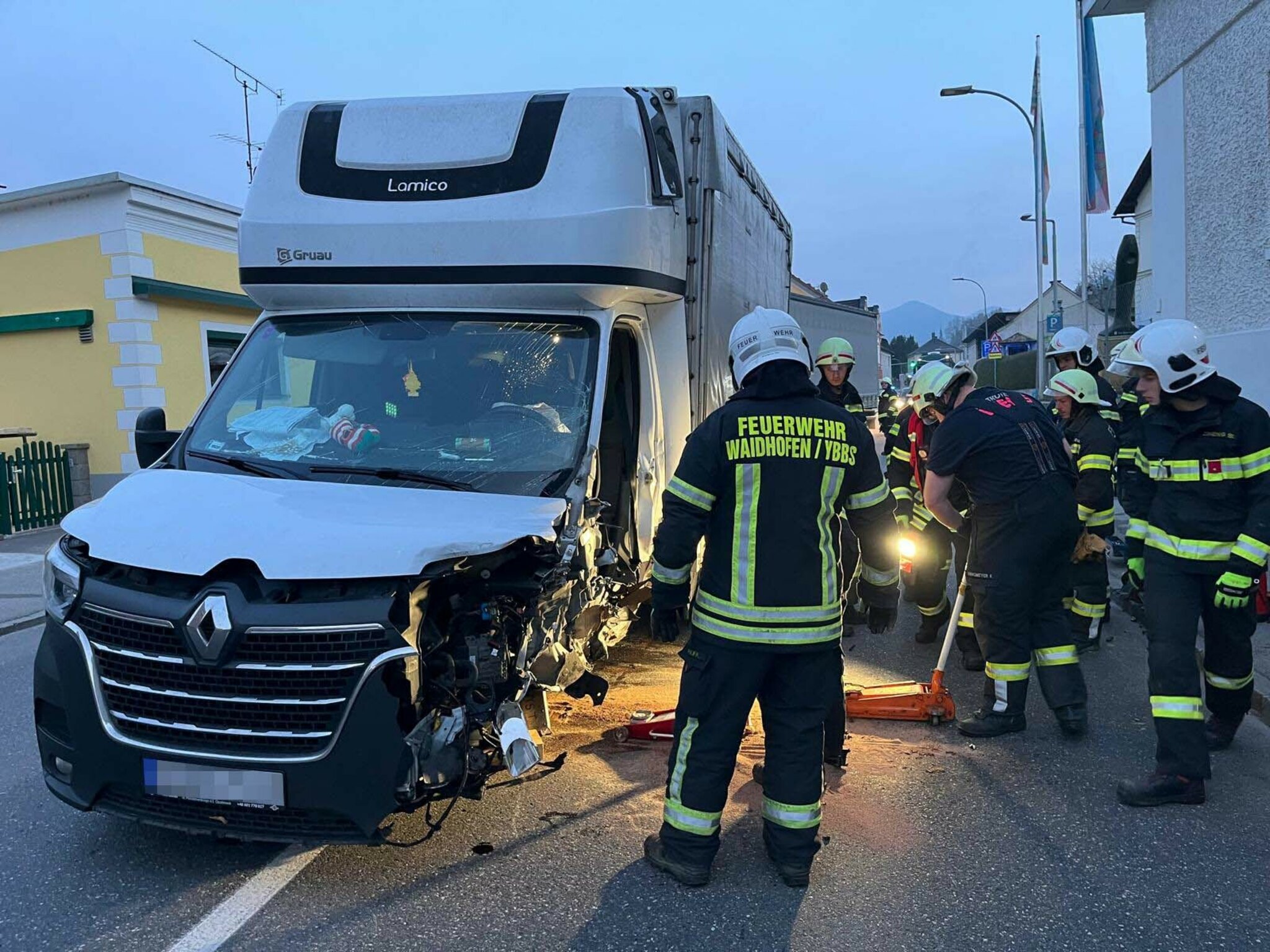 Amstetten/Waidhofen: Unfall mit E-Auto legt Waidhofner Verkehr lahm - Waidhofen/Ybbstal