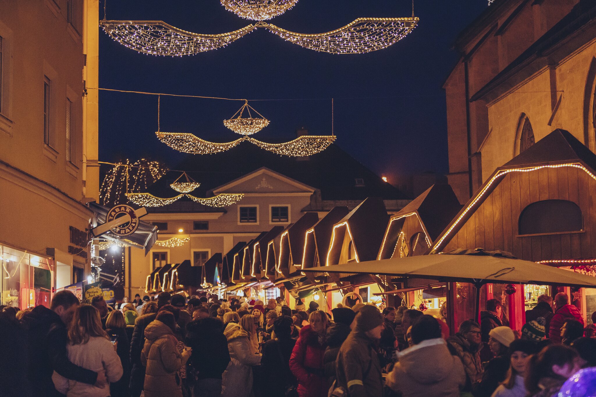 Advent in der Villacher Innenstadt: Marktadvent rund um die Kirche ...