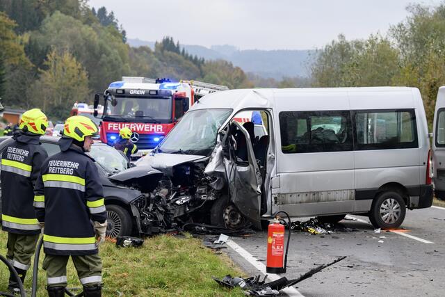 Frontalkollision: Schwerer Verkehrsunfall auf der B3 in Saxen - Perg