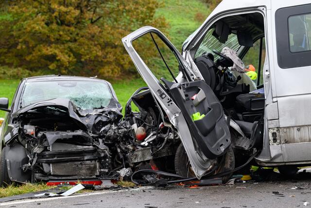 Frontalkollision: Schwerer Verkehrsunfall auf der B3 in Saxen - Perg