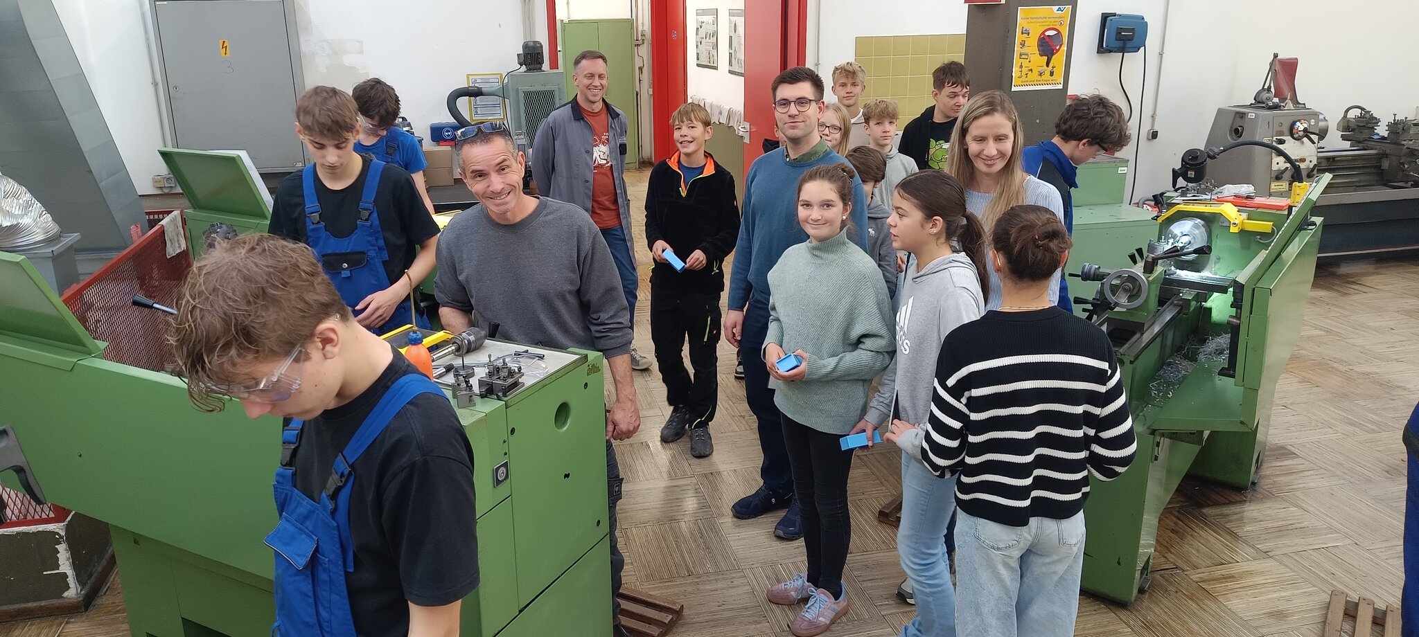 Technik hautnah erleben: Mittelschüler besuchten HTL Hollabrunn ...