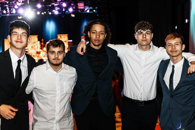 Bildergalerie: Maturaball 2024 der HAK & HTL Traun steht am Programm ...