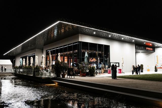 Bildergalerie: Maturaball 2024 der HAK & HTL Traun steht am Programm ...