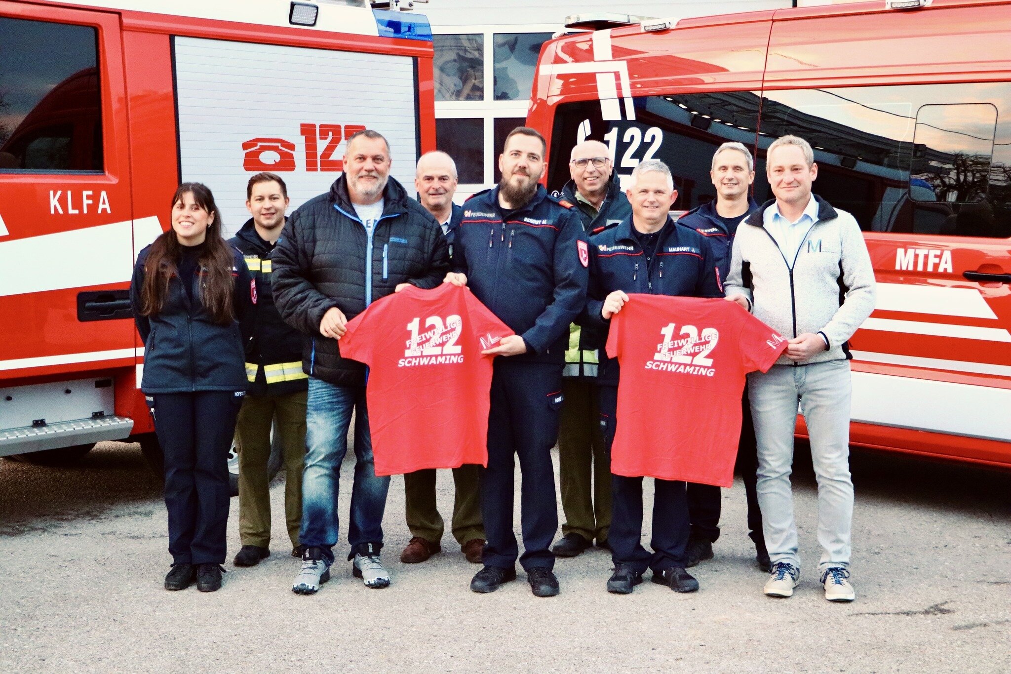 Feuerwehr Schwaming: Übergabe der neuen T-Shirts durch Sponsoren ...