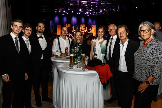 Bildergalerie: Maturaball 2024 der HAK & HTL Traun steht am Programm ...