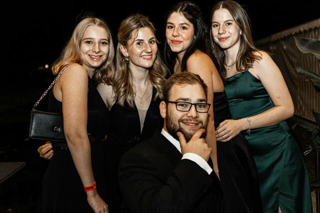 Bildergalerie: Maturaball 2024 der HAK & HTL Traun steht am Programm ...