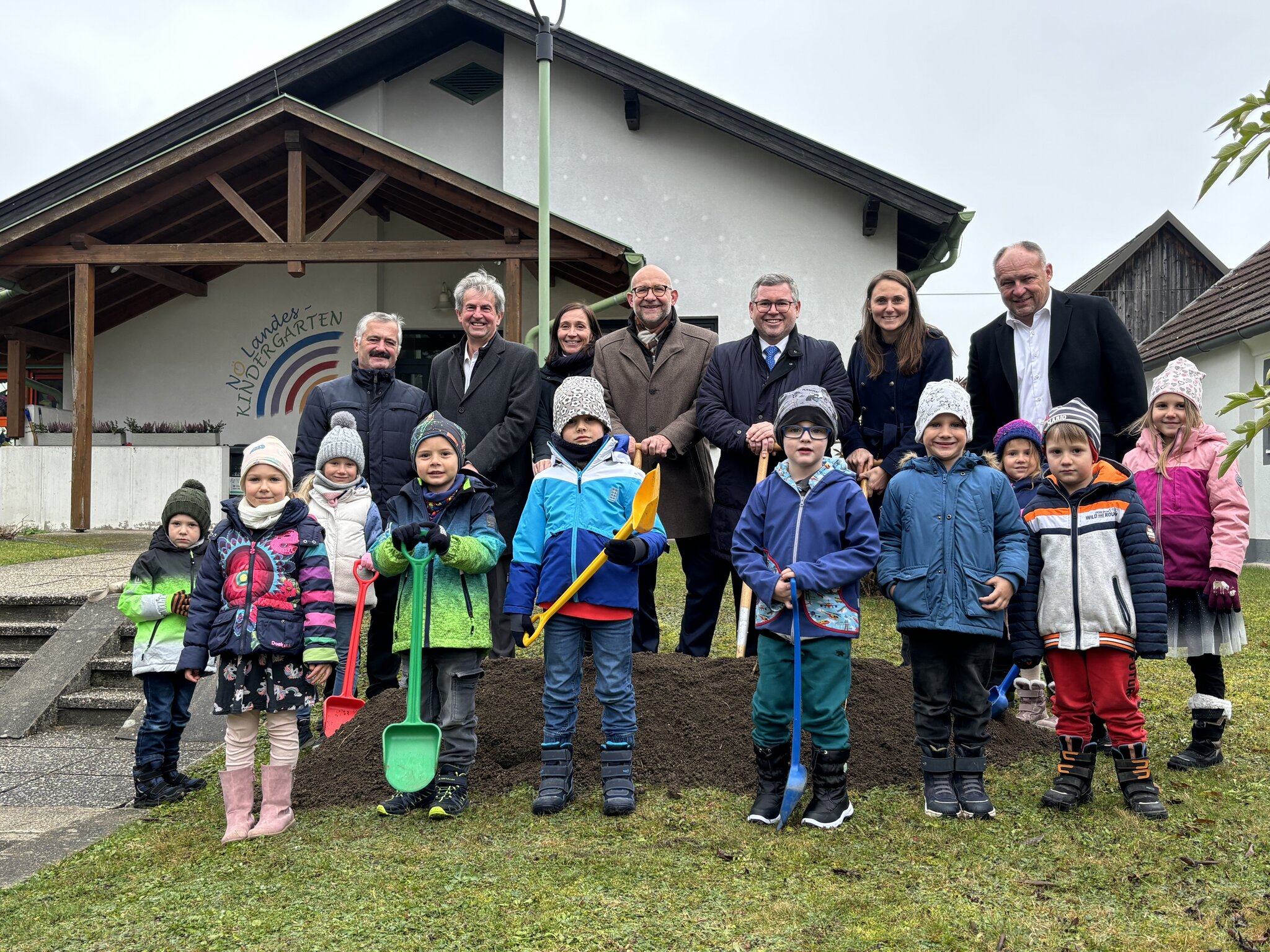 Spatenstich in Gastern: Neue Tagesbetreuung wird neben Kindergarten gebaut - Waidhofen/Thaya