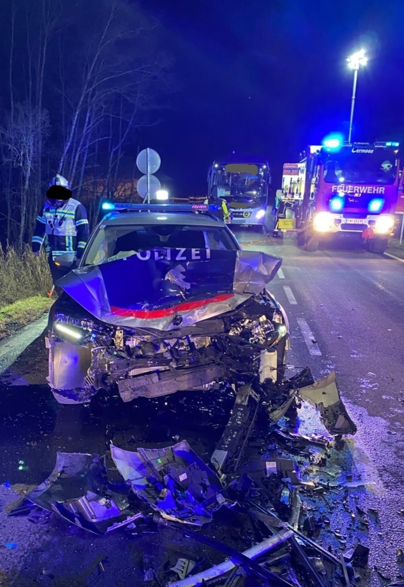 Frontalcrash auf der L187:: Schwerer Unfall zwischen Pkw und Polizeiauto fordert drei Verletzte ...
