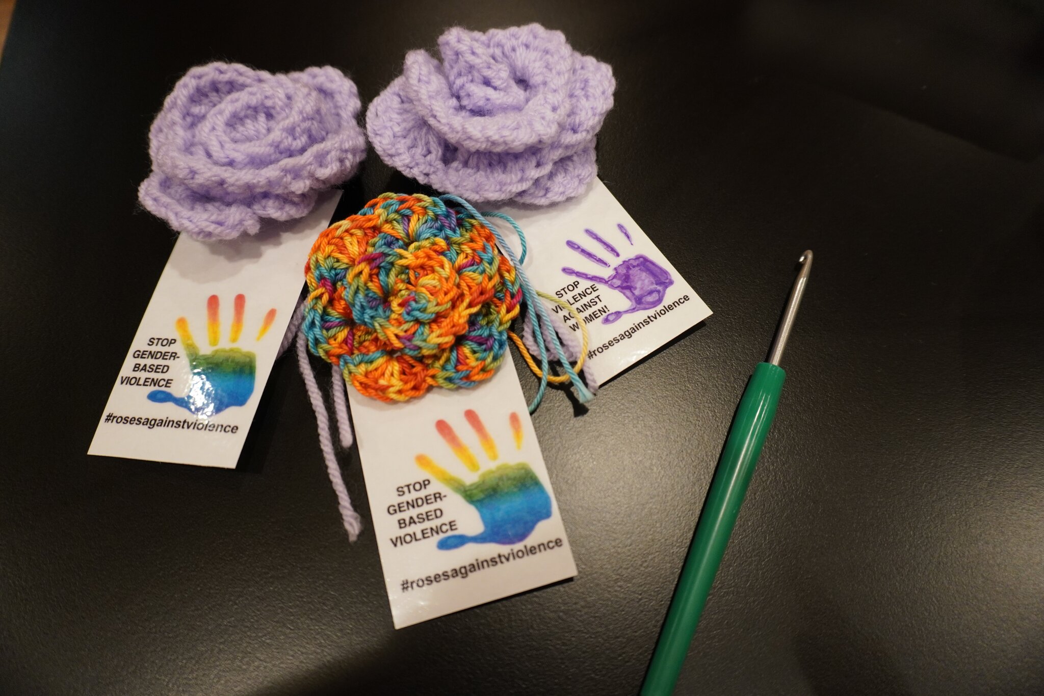 16 Tage gegen Gewalt: Roses against Violence macht Häkeln kämpferisch ...