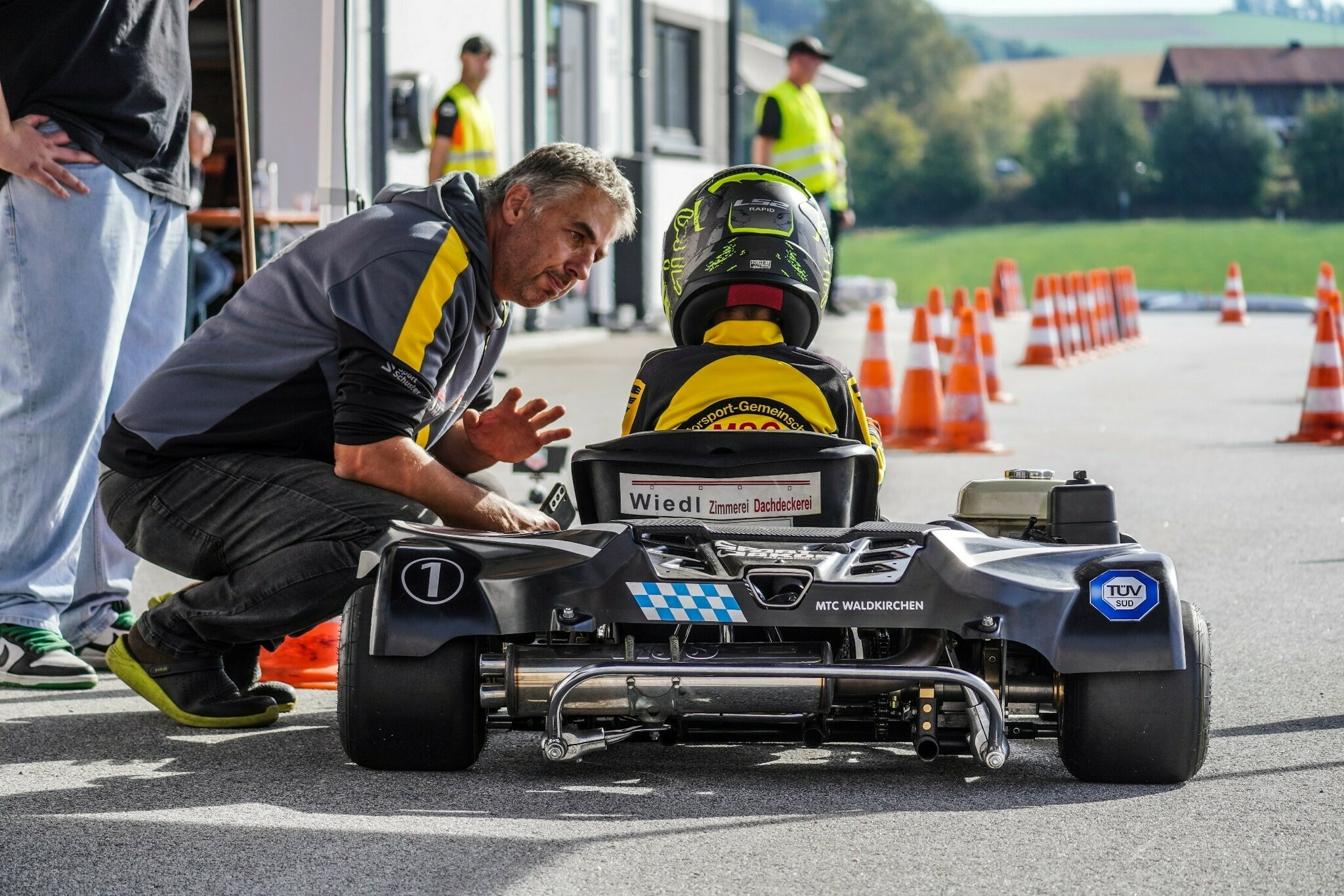 Motorsport: 8-jähriger Esternberger sorgt als Kart-Pilot für Furore ...