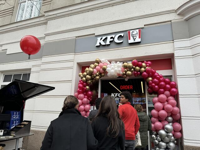 Lang ersehnte Eröffnung: KFC öffnet endlich seine Pforten in St. Pölten ...