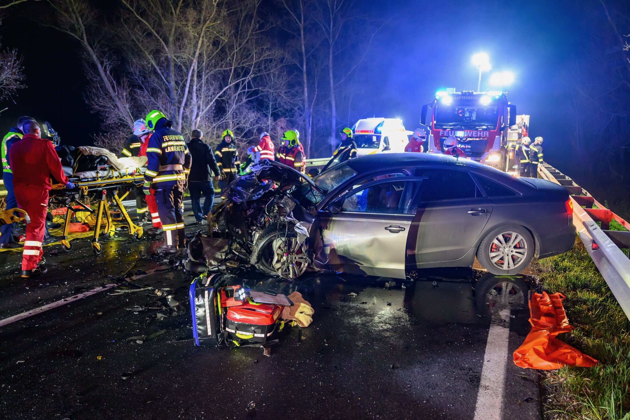 Frontalcrash: Schwerer Verkehrsunfall auf B3 in Luftenberg - Perg