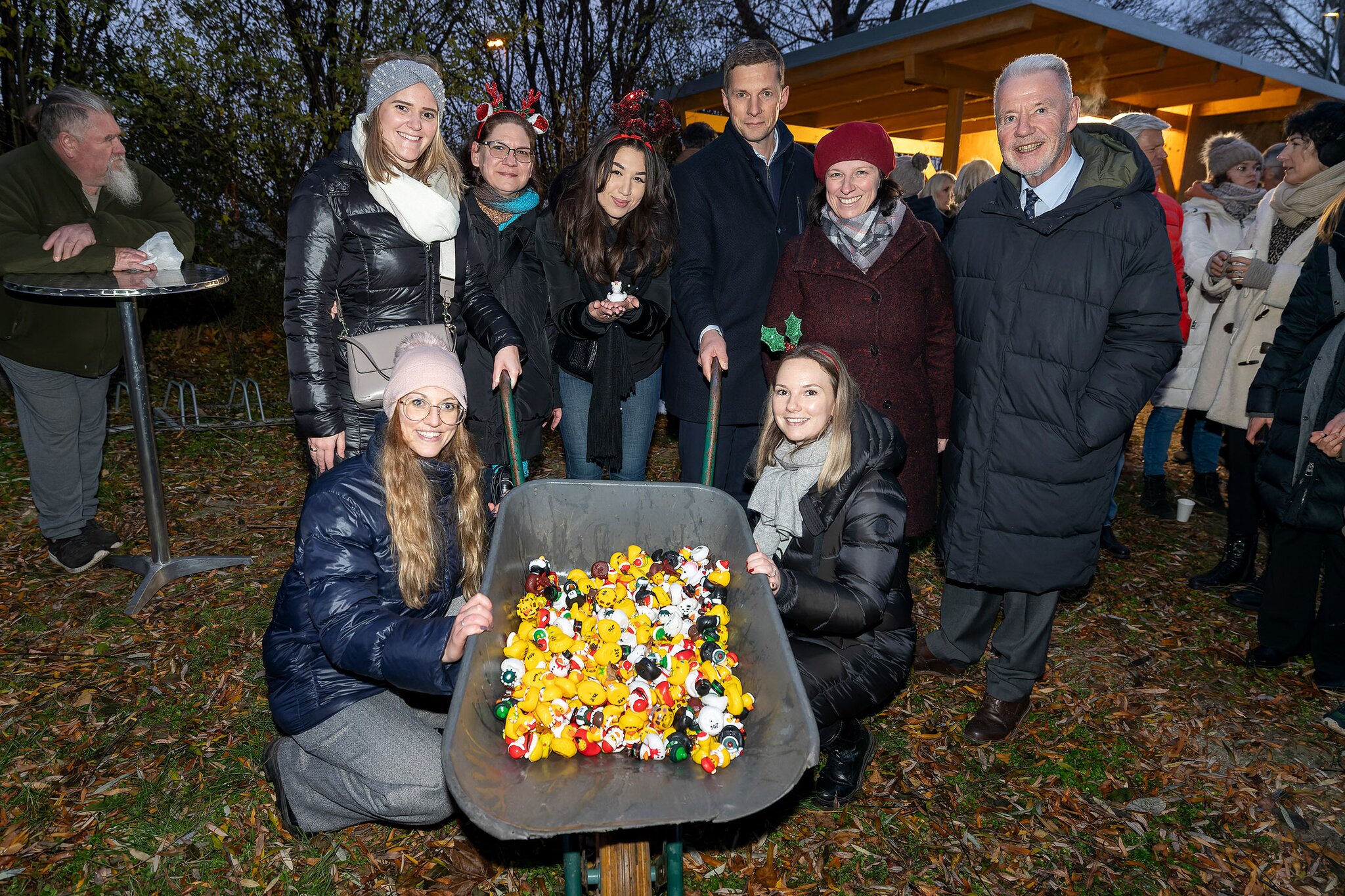 Für das Ö3 Weihnachtswunder: Rund 350 Weihnachtsenten schwammen im ...