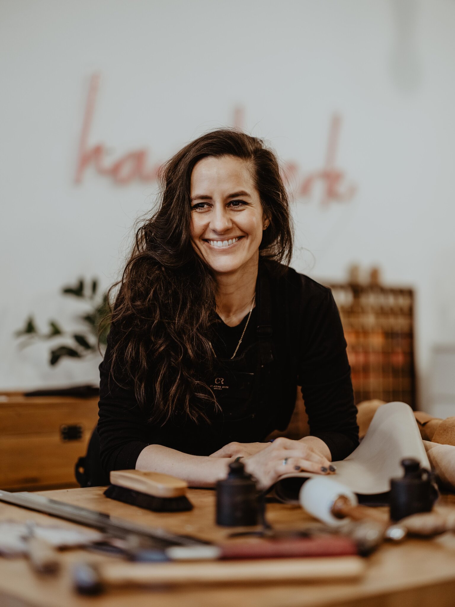 Christina Roth mit ihrer CR Lederwerkstatt: Die Faszination des alten ...