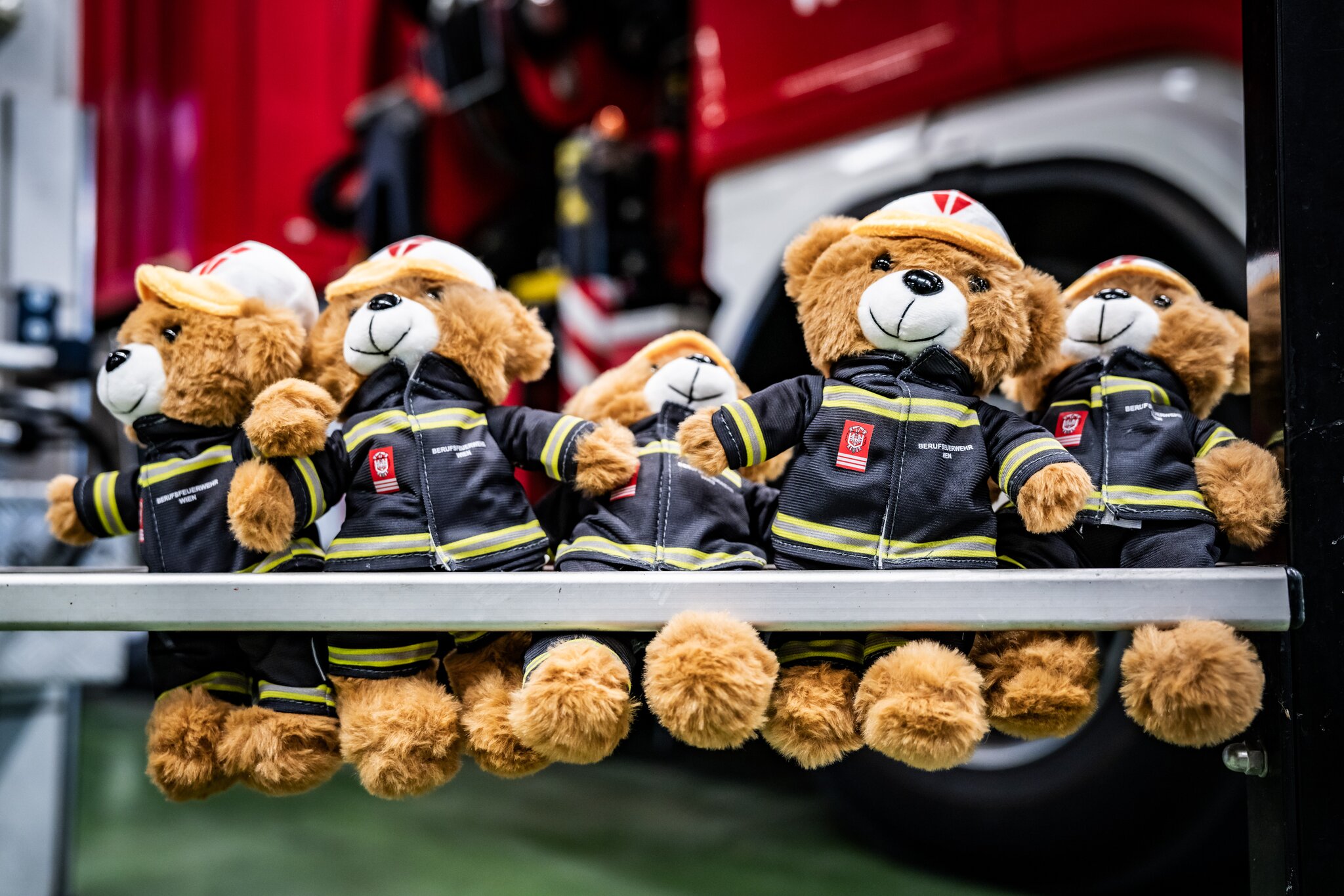 Wiener Feuerwehr: Der kleine Feuerwehrbär "Smoky" spendet großen Trost ...