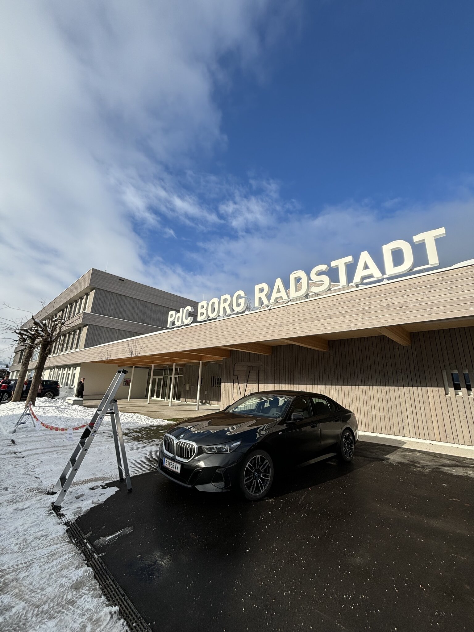 "Built a school": Borg Radstadt wurde feierlich eröffnet - Pongau