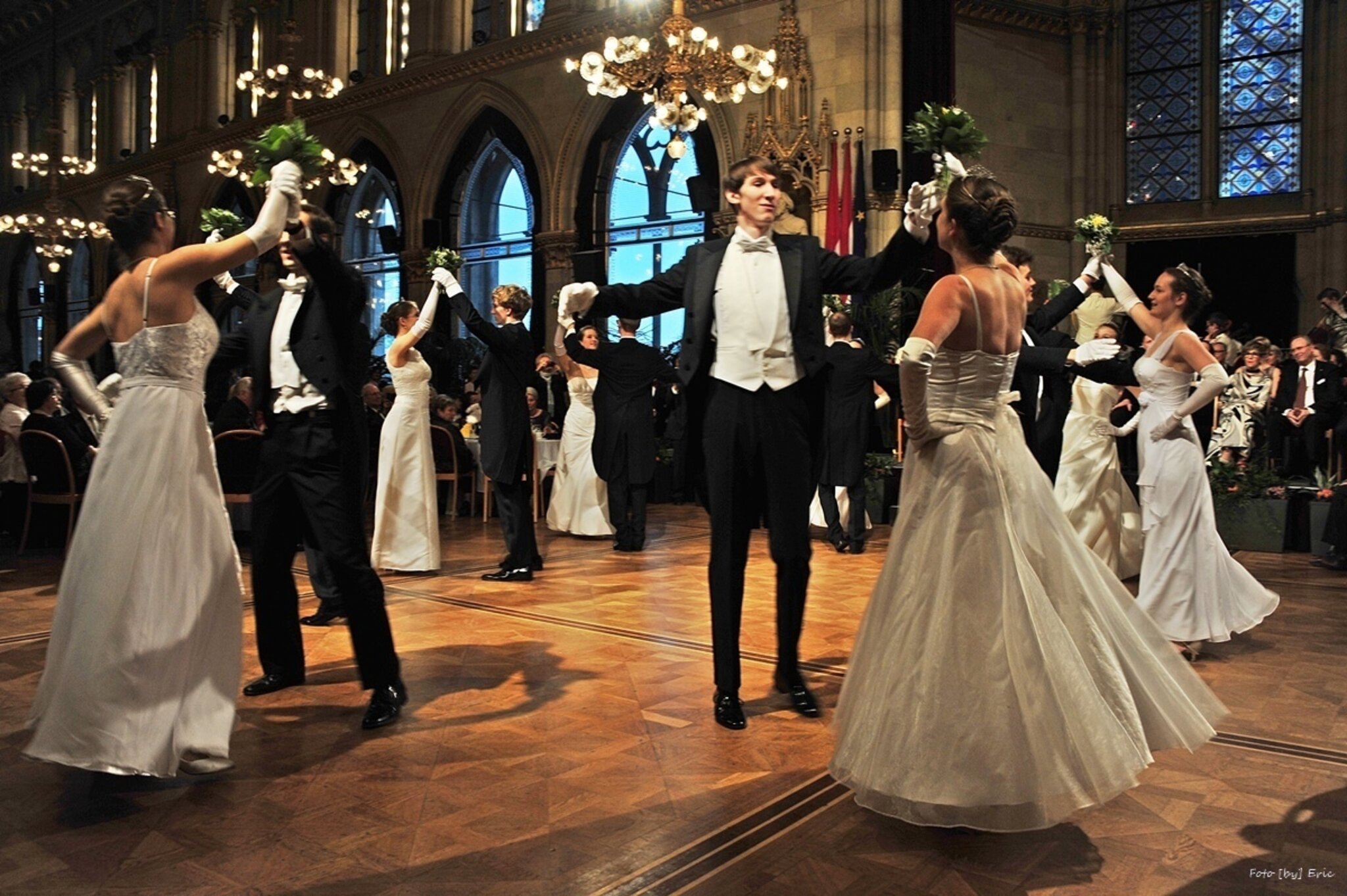 Die Höhepunkte der Ballsaison: Ob Jägerball, Blumenball oder Opernball: Es heißt wieder "Alles ...